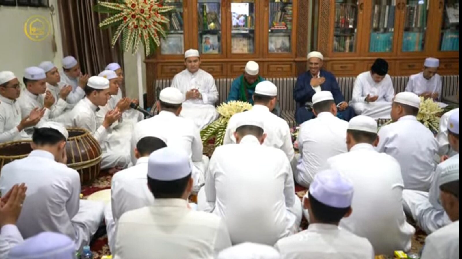 Jemaah Membludak Hadiri Haul Pertama Abah Guru Banjar Indah ...